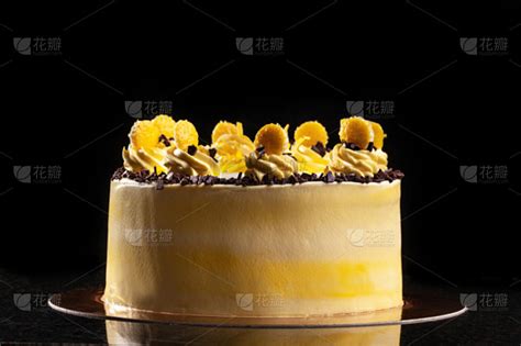 蛋糕奶油华丽的黄色生日蛋糕黑色背景圆形水平画幅漏泄无人