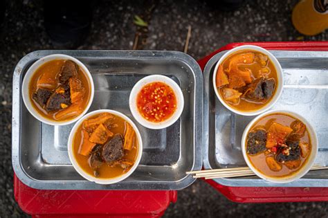 베트남 찐 쇠고기 내장 또는 쇠고기 내장 스튜 베트남 남부에서 인기 있는 간식으로 베트남 길거리 음식입니다 음식과 여행 개념입니다 0명에 대한 스톡 사진 및 기타 이미지