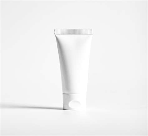 Maqueta de tubo cosmético en maqueta de paquete limpio puro blanco
