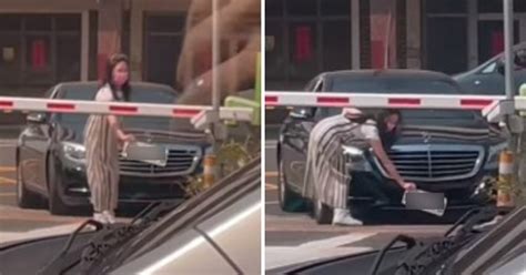 停車場辨識失敗！女駕駛竟「拆掉車牌」揮舞 網傻眼：不按牌理出牌 爆新聞