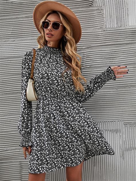 Ausgestelltes Kleid Mit Blümchen Muster Rüschen Aktuelle Trends