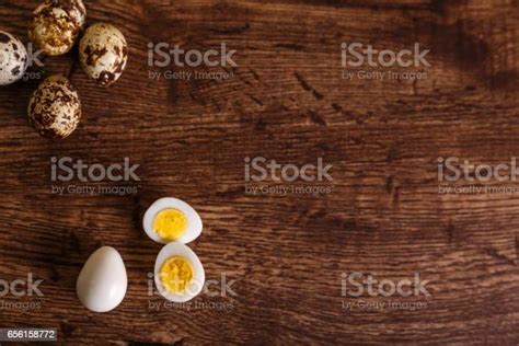 메 추 라 기 계란입니다 원시와 삶은 슬라이스 음식입니다 0명에 대한 스톡 사진 및 기타 이미지 0명 갈색 건강한 식생활 Istock