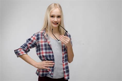 Девочка подросток в модных одеждах Стоковое Фото изображение