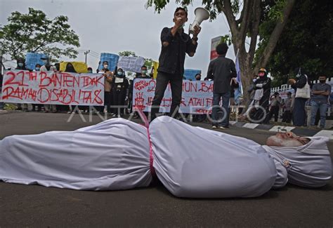 TUNTUT HAK PENYANDANG DISABILITAS ANTARA Foto