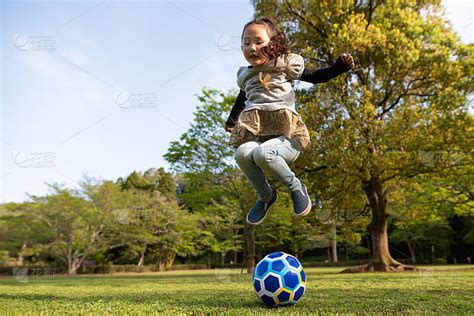 女孩在踢足球