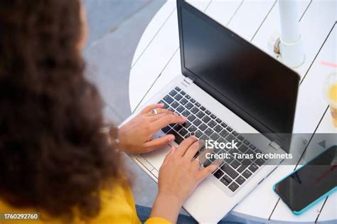 노트북 키보드로 텍스트를 입력하는 여성의 오버헤드 뷰 빈 모형 화면 원격 작업 온라인 비즈니스 교육 검사 보기에 대한 스톡 사진