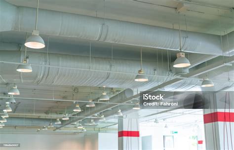 에어 덕트 에어컨 파이프 배선 파이프 및 화재 스프링클러 시스템 공기 흐름 및 환기 시스템 건물 인테리어 열린 조명천장 램프
