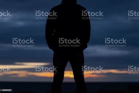 일몰 동안 해변에서 성인 남자의 뒷모습 알메리아 안달루시아 스페인 50 54세에 대한 스톡 사진 및 기타 이미지 50 54세