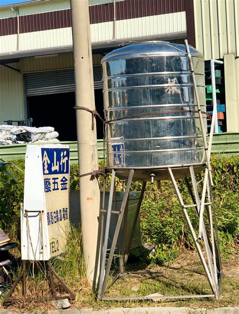 二手厚304白鐵兩噸水塔不鏽鋼水塔（含高腳座） 金山行 台南二手貨餐飲設備家具資源回收