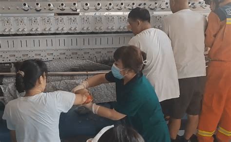 惊险！鞍山一女工手臂被卷入机床救援人员女子