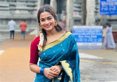 காவ்யா பந்தனி ஸ்லீவ்லெஸ் பிளவுஸ் எப்படி இருக்கு