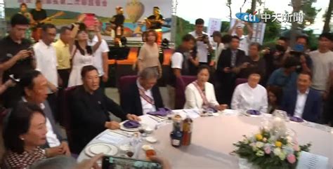 快訊侯郭會成真！同桌「距離」好驚人 侯友宜一個動作破冰了 中天新聞網