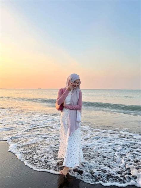 10 Ootd Pantai Hijab Yang Stylish Adem Dan Simple