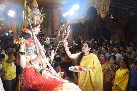Thane Uddhav Thackerays Wife Rashmi Visits Navratri Pandal In Eknath