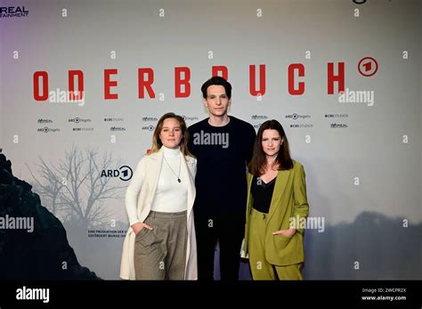 Sonja Gerhardt Sabin Tambrea Und Jennifer Ulrich Bei Der Premiere Der Ard Und Cbs Tv Serie