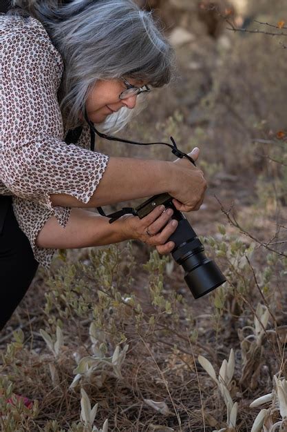 Mujer Mayor De Cabello Blanco Tomando Fotos En El Bosque Foto Premium