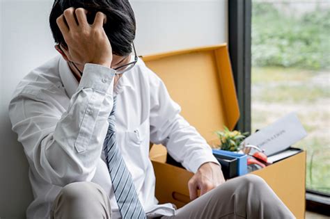 그의 모든 개인 소지품과 파일을 갈색 골판지 상자에 포장하는 이미지 사업가는 좌절하고 사임과 사무실에서 취소 계약 서를 서명하는 것을 강조했습니다 거절에 대한 스톡 사진 및