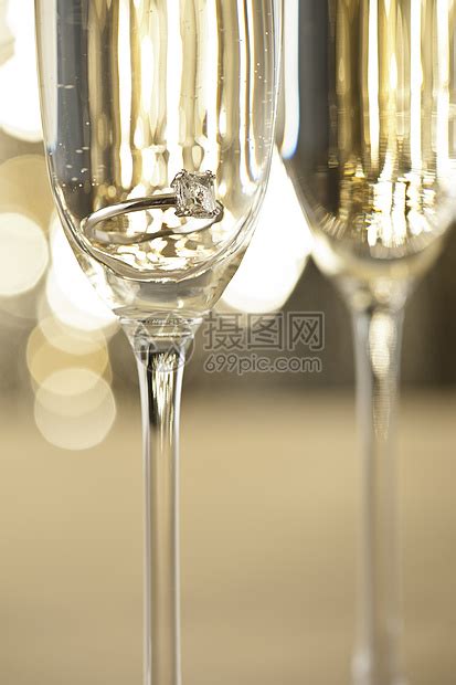 香槟杯 配有订婚戒指请柬派对酒精婚礼奢华长笛接待庆典香槟反射高清图片下载 正版图片321634585 摄图网
