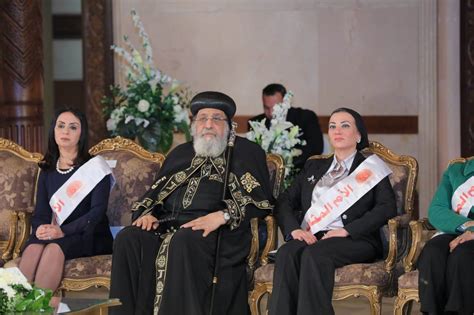 بوابة روز اليوسف البابا تواضروس يكرم وزيرة البيئة ويمنحها جائزة الأم