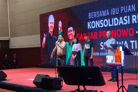 Kecewa Dengan Jokowi Sukarelawan Ganjar Telanjang Dada Di Atas