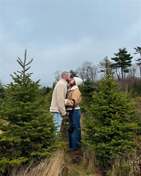 Життя таке непередбачуване Ще недавно я раділа пальмам і оливкам а тепер захоплююся ялинками🌲І