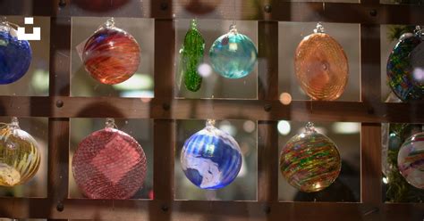 파란색 분홍색과 노란색 유리 공 사진 Unsplash의 무료 음식 이미지