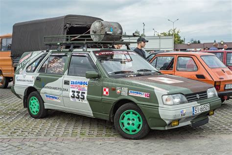 Frente De Veterano Coche Polonez Fso En Colores Militares Imagen