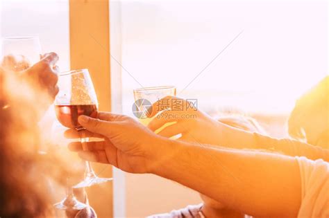 与酒和饮料一起欢呼和敬酒的玻璃杯特写高清图片下载 正版图片505758971 摄图网