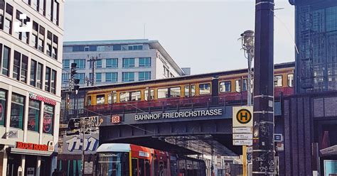 낮에는 도로 근처의 갈색과 흰색 콘크리트 건물 사진 Unsplash의 무료 프리드리히 슈트라세 이미지