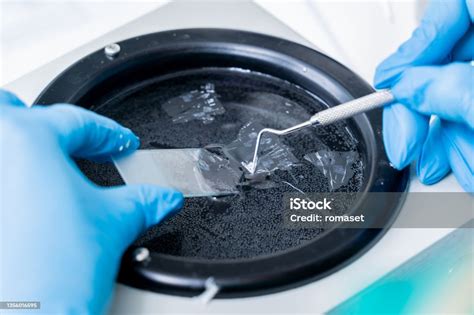 실험실 도우미는 회전 미세 토메 섹션에서 작동하고 현미경 슬라이드를 만들기 Rotary International에 대한 스톡 사진 및 기타 이미지 Rotary