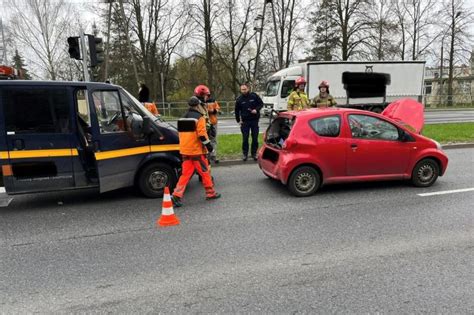 Serock Zderzenie Busa Z Samochodem Osobowym Na Ulicy Warszawskiej DK
