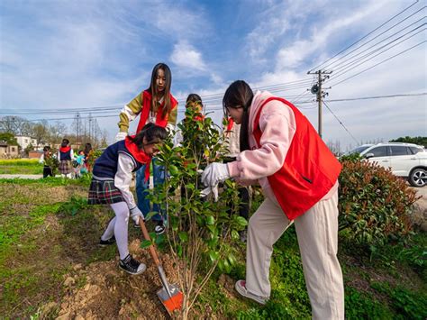 学院青年志愿者参加雷力锋行 植此青绿 一路童行 植树活动 马克思主义学院