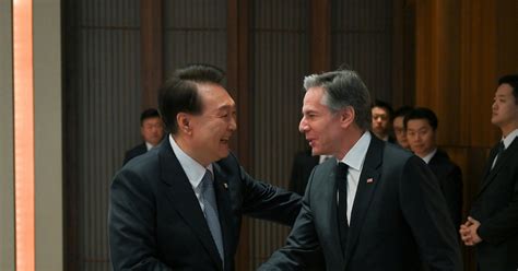 블링컨 美 국무장관과 악수하는 윤 대통령