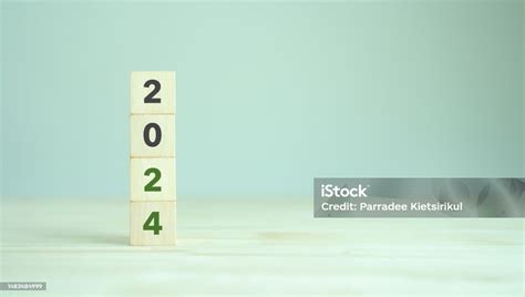 2024년 새해 시작 나무 큐브 블록에 2024 2024년 새해의 시작과 시작 새해 삶 사업 계획 목표 사업 목표 및 전략