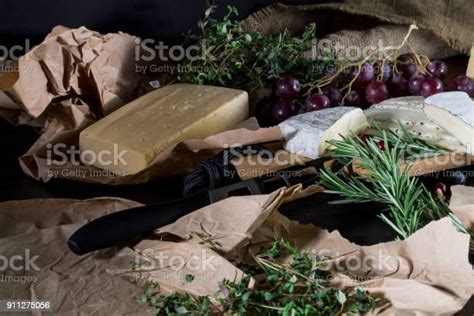 요리 허브와 과일 오래 된 검은 나무 테이블에 치즈의 맛 와인 치즈 요리에 대 한 음식입니다 메뉴의 디자인 건강한 생활방식에