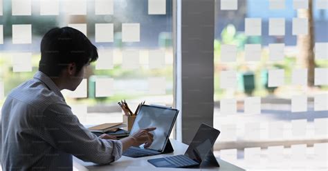 질서 정연한 작업장을 배경으로 현대적인 작업 테이블에 앉아 키보드 케이스가 있는 컴퓨터 태블릿을 사용타이핑하는 사업가의 사진 사진 Unsplash의 컴퓨터 키보드 이미지