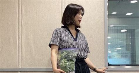 ‘60대 최화정 클러치로 착각하게 한 ‘비장의 아이템 美친 패션 센스