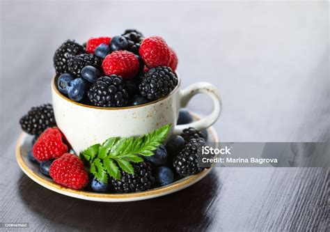 나무 테이블에 딸기 클로즈업 과 차 컵 라즈베리 블랙 베리 컵에 빌베리 여름 베리 믹스 공간을 복사합니다 0명에 대한 스톡 사진 및 기타 이미지 Istock