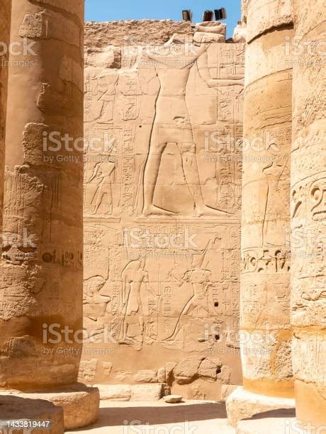 Karnak 사원에서 이집트 상형 문자와 상징이있는 키가 큰 기둥 세로 룩소르 이집트 0명에 대한 스톡 사진 및 기타 이미지