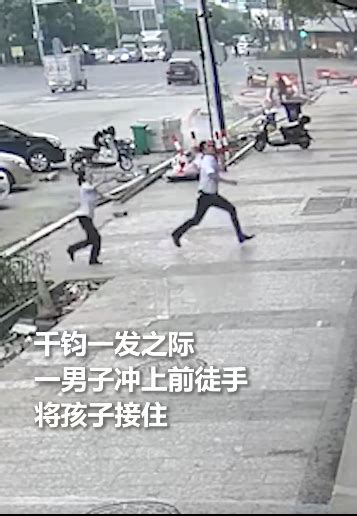 惊险一瞬刷屏！幼童从6楼跌落，他们徒手接住了！北京时间