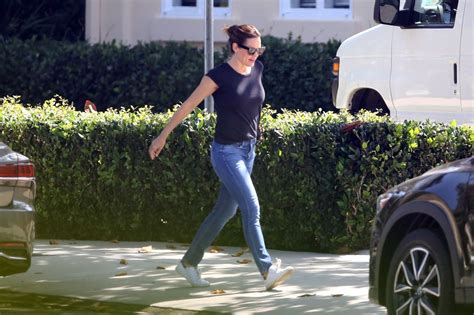 Jennifer Garner Runs Errands In Brentwood 08232018 • Celebmafia