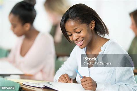 다양한 대학교 학생들이 20 24세에 대한 스톡 사진 및 기타 이미지 20 24세 고등학교 공부 Istock
