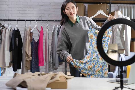 电商带货服装青年人图片 包图网企业站
