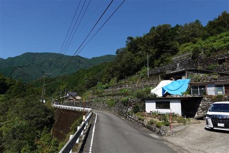 高知県津野町 新荘川上流の沈下橋形式の橋と段々畑 水辺の土木遺産