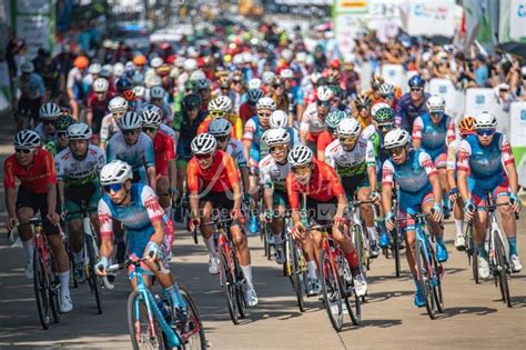 第十四届环海南岛国际公路自行车赛琼海启幕 人民图片网