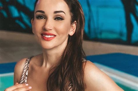 «Роковая красотка самые пикантные пляжные фото Анфисы Чеховой