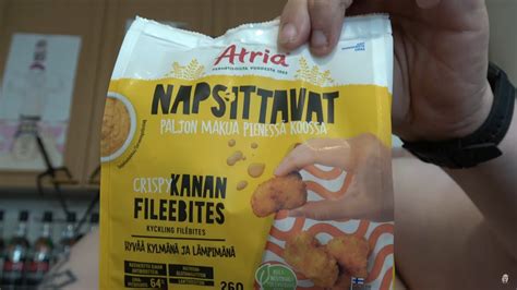 Hampaaton läski syö Osa Atria Napsittavat Crispy kanan fileebites YouTube