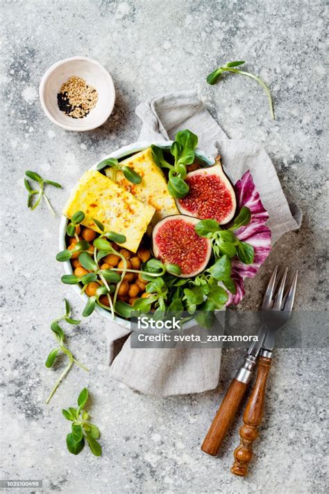 철저 한 채식주의자 Detox 부처님 그릇 제조 법 황과 구운 두 부 무화과 Chickpeas와 녹색 평면도 평면 위치 0명에 대한 스톡 사진 및 기타 이미지 Istock