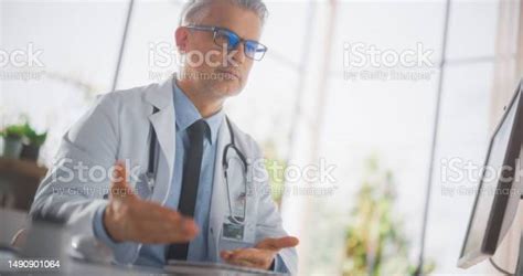 건강 검진 방문 중 환자에게 건강 검진 결과를 설명하고 치료 및 처방약에 대한 제안을 하는 전문 중년 의사 크리에이티브 로우