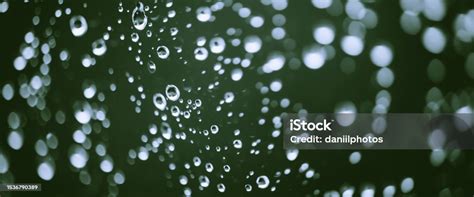 유리에 빗방울이 있는 분위기 있는 최소한의 단색 배경 비오는 물방울과 먼지 얼룩이 있는 젖은 창문이 클로즈업됩니다 빗방울이 있는